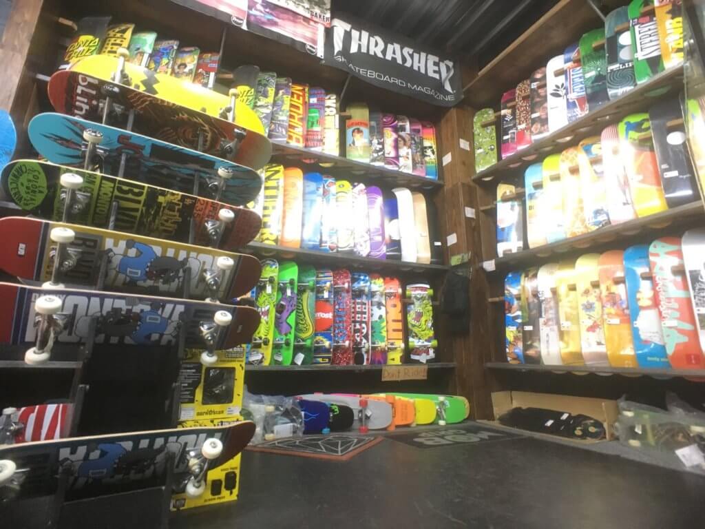 北谷のスケボーショップ『Sunabe』の店員さんのホスピタリティが凄かった！何でもかんでも教えてくれる神対応 | 沖縄チャンネル